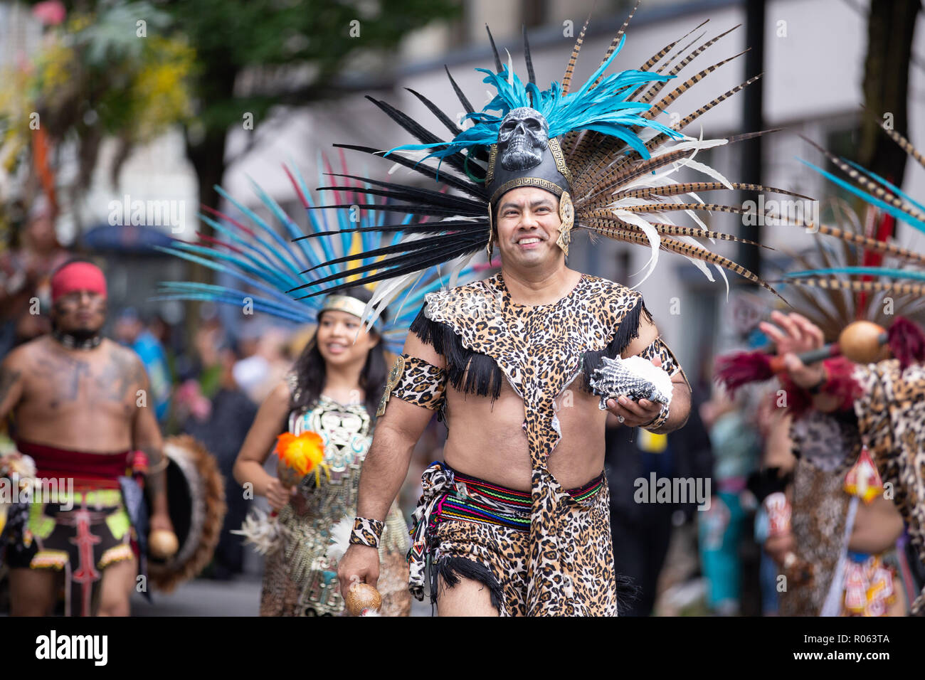 Man in traditional aztec costume hi-res stock photography and images ...