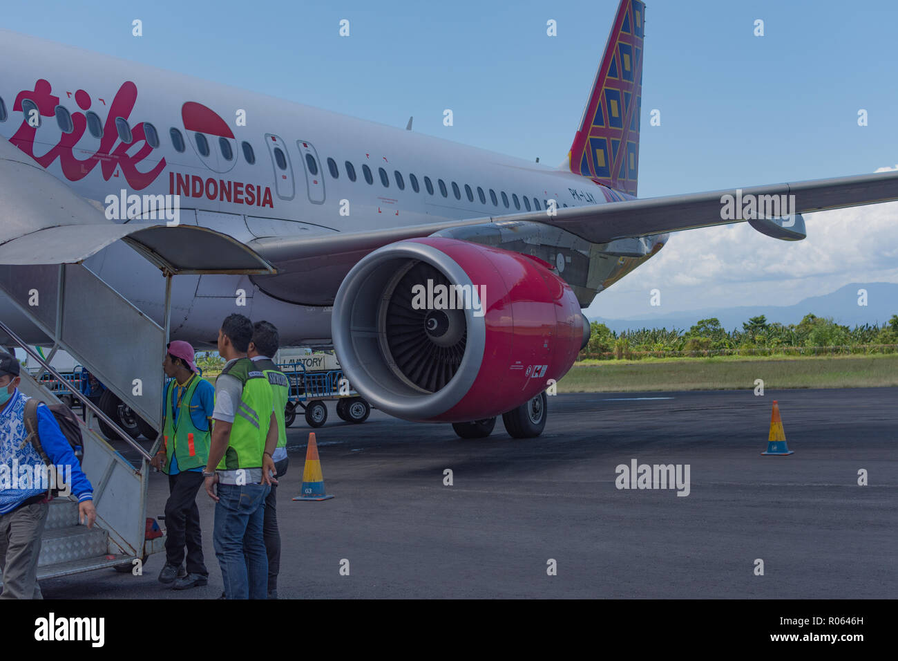 Passengers getting off plane hi-res stock photography and images - Alamy