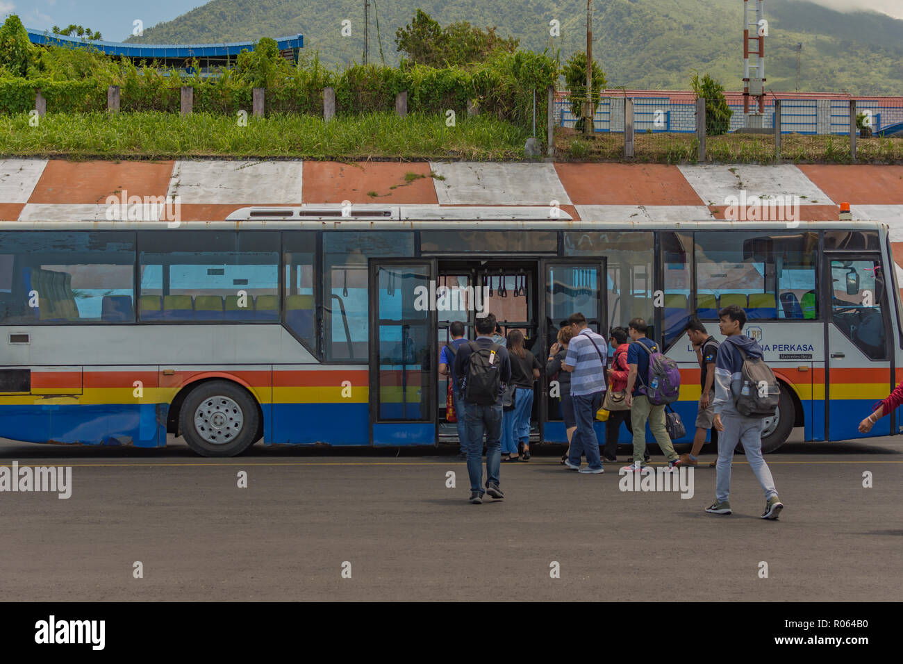 Airport shuttle van hi-res stock photography and images - Alamy