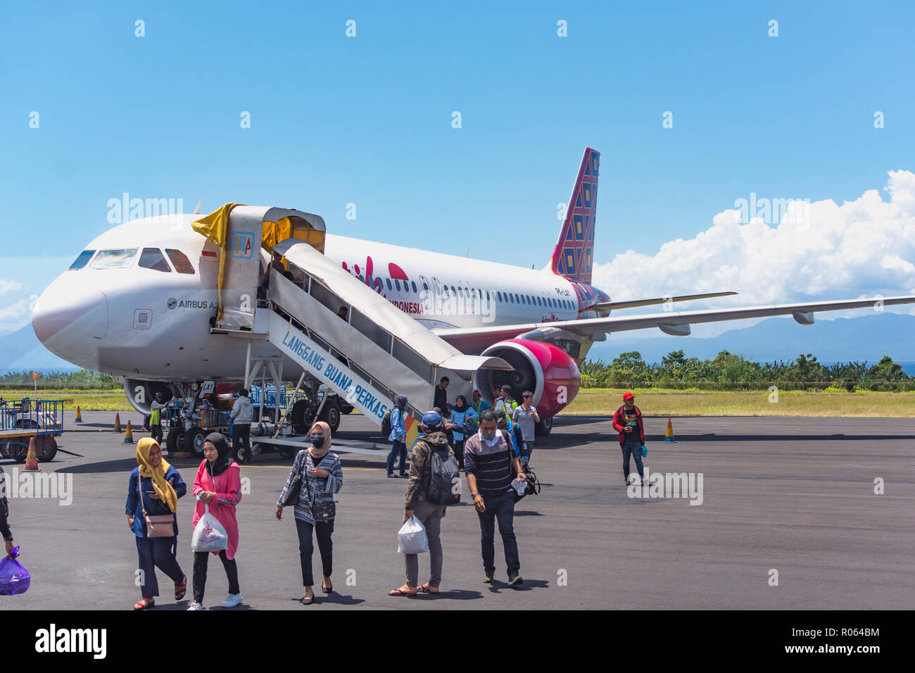 Passengers getting off plane hi-res stock photography and images - Alamy