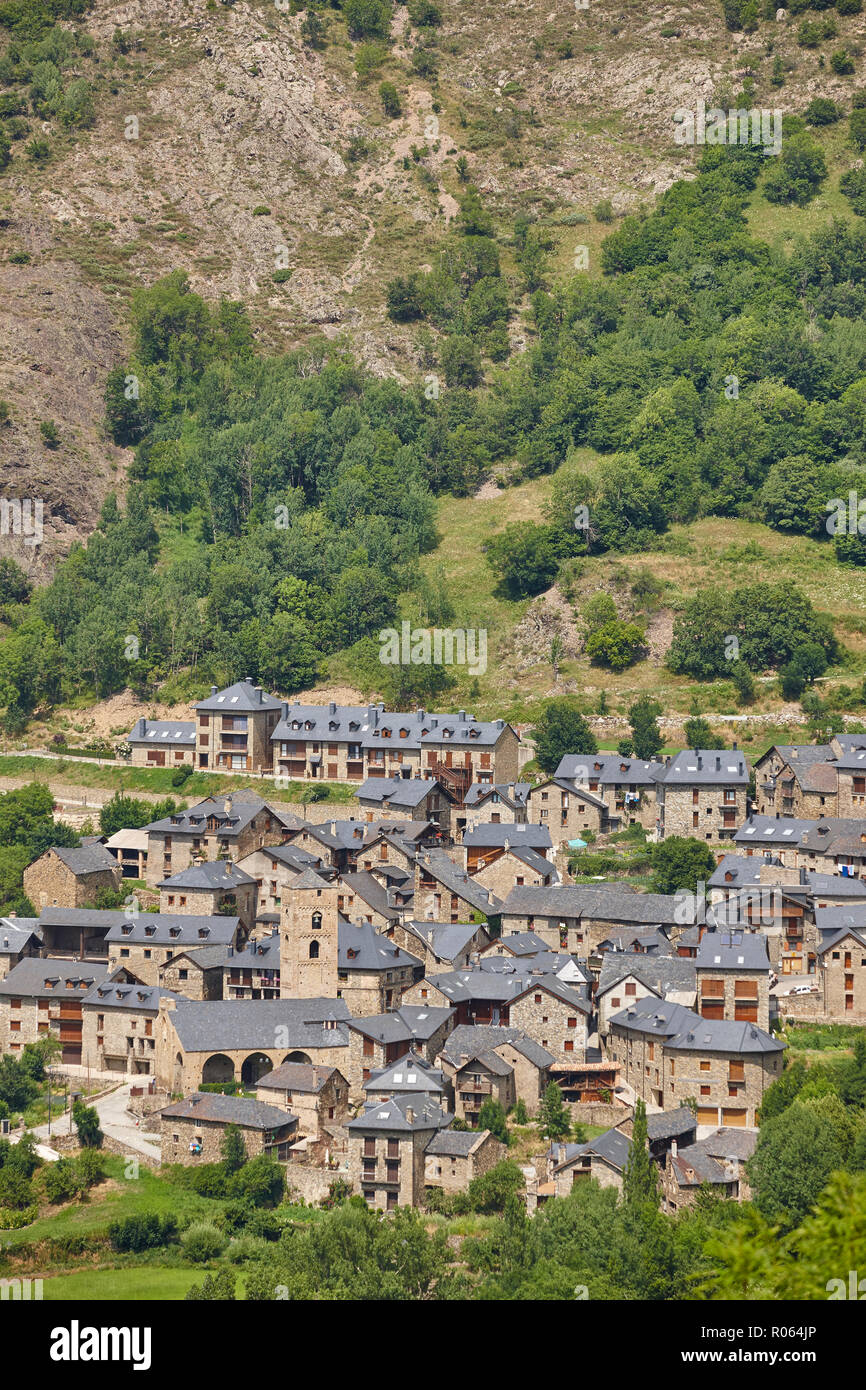 Traditional catalonian village. Vall de Boi. Durro. Spanish romanesque ...