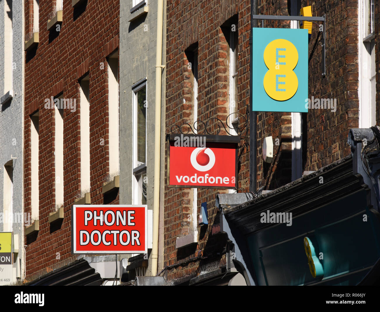 Vodafone advert hi-res stock photography and images - Alamy