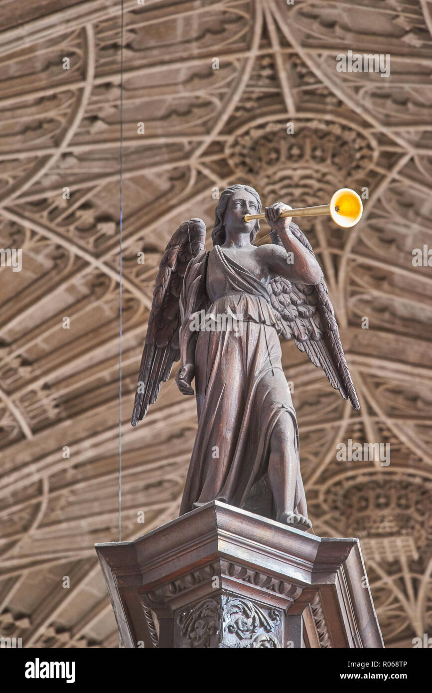Angel with trumpet statue hi-res stock photography and images - Alamy