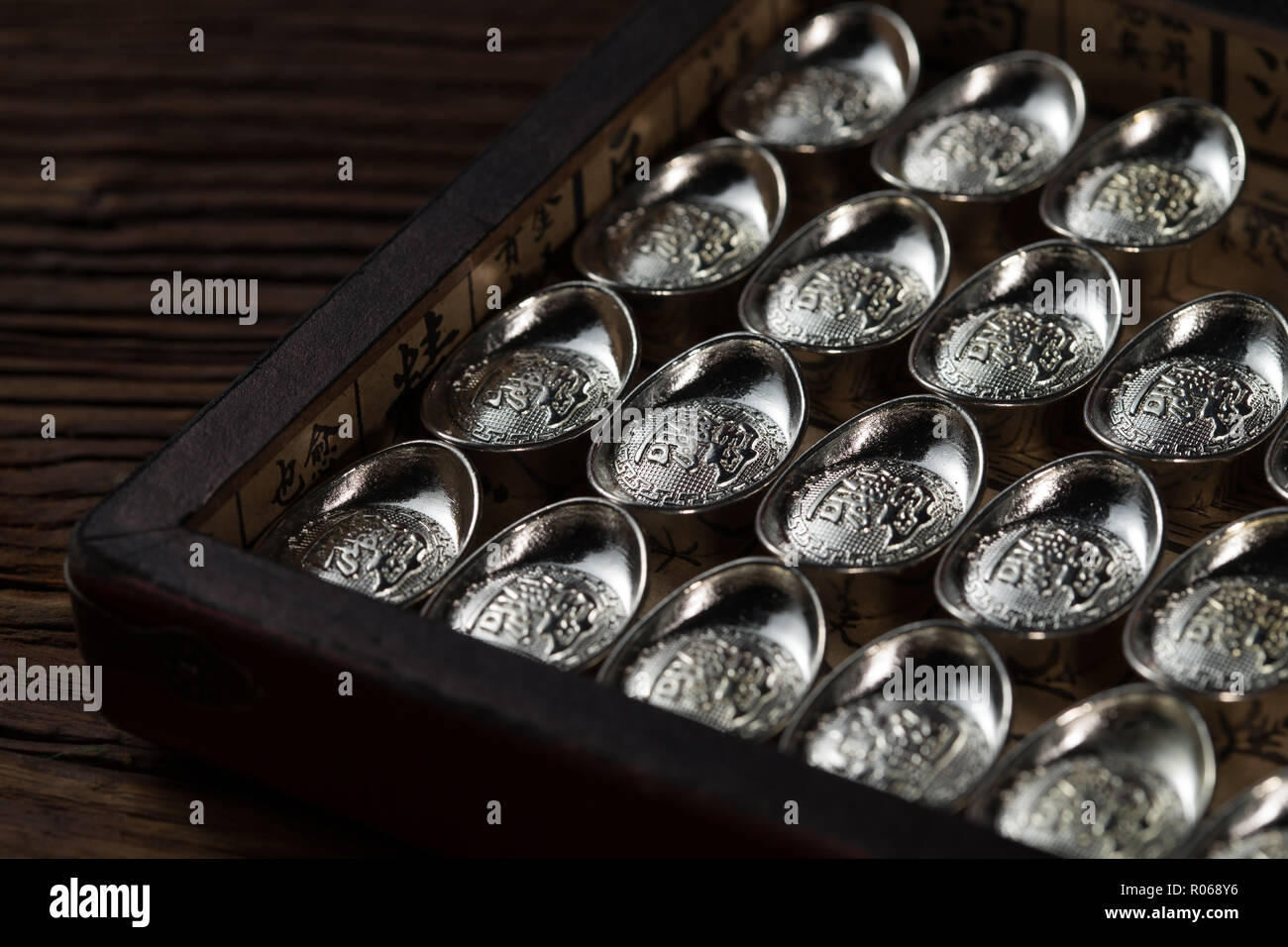 Silver descriptive colour hi-res stock photography and images - Alamy