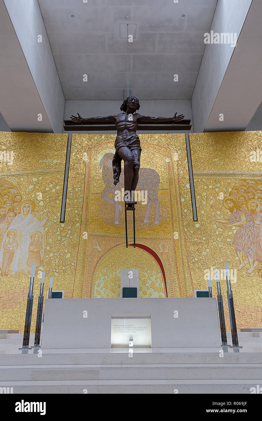 Fatima sanctuary basilica holy trinity hi-res stock photography and ...