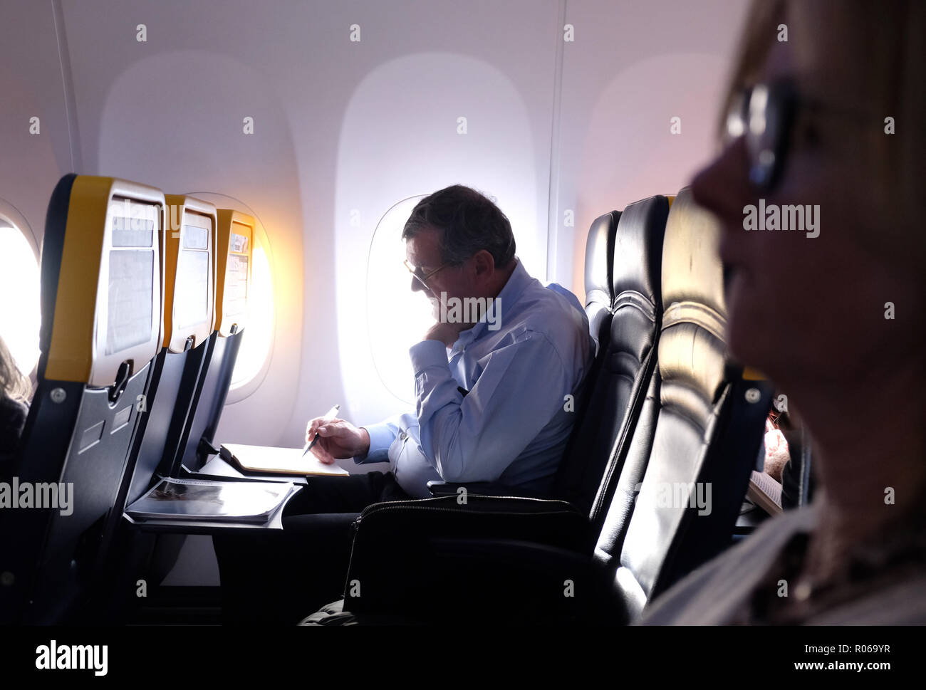 man working on a Ryanair flight Stock Photo - Alamy
