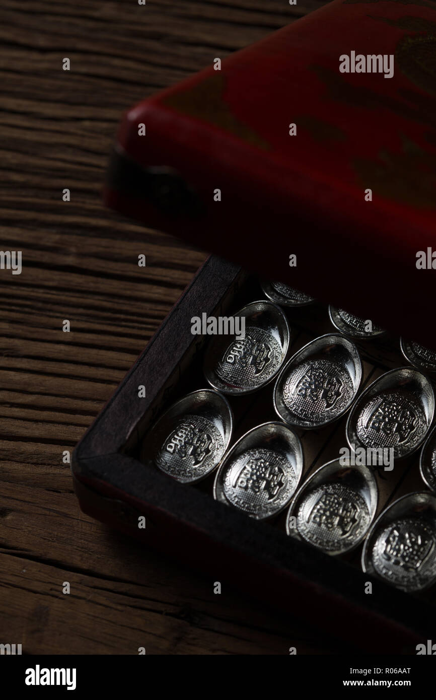 Silver descriptive colour hi-res stock photography and images - Alamy