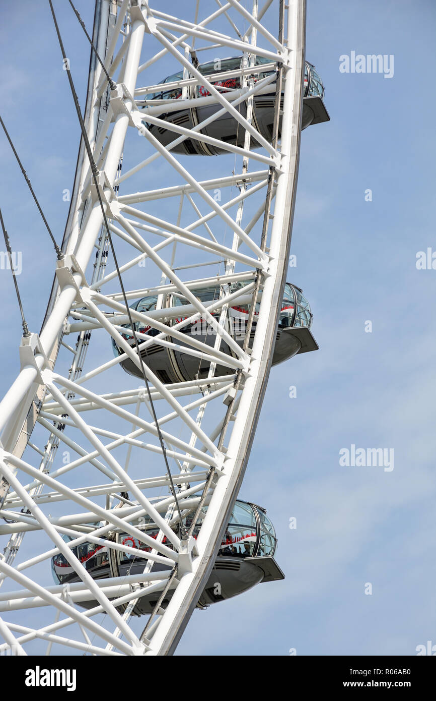 London eye construction hi-res stock photography and images - Alamy
