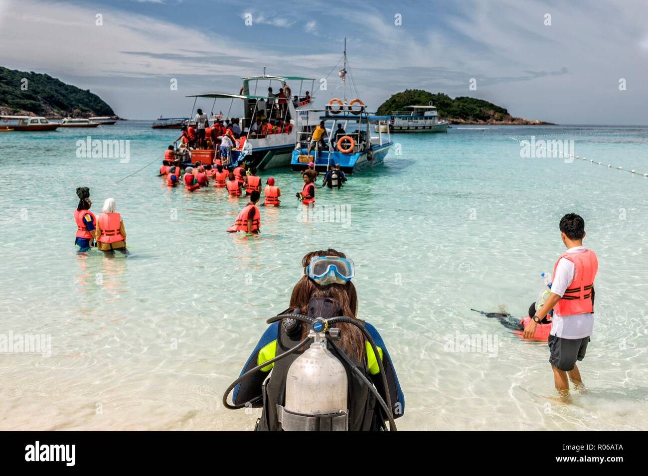 Asia children diving hi-res stock photography and images - Alamy