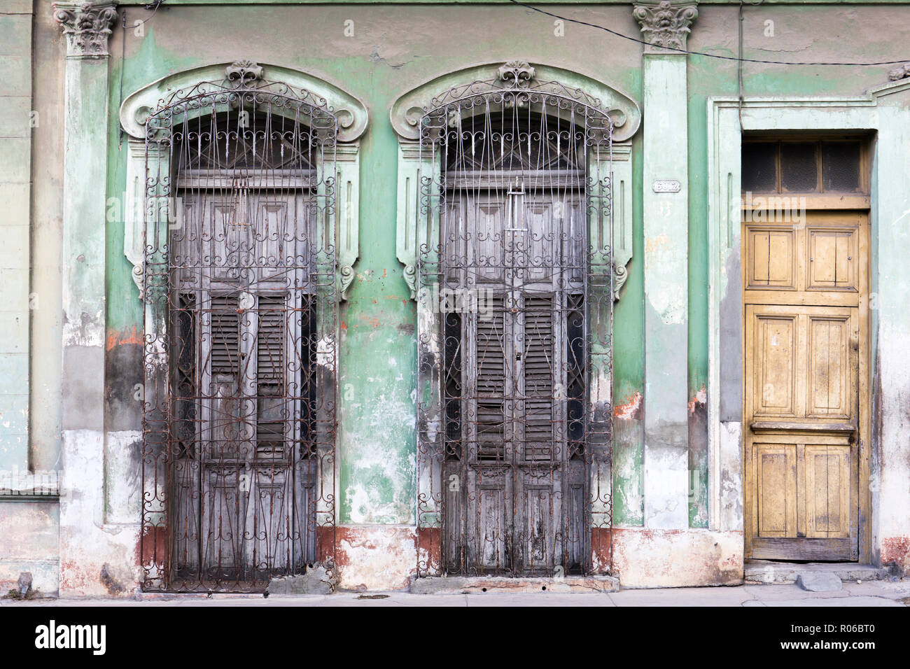 Old metal gates hi-res stock photography and images - Alamy