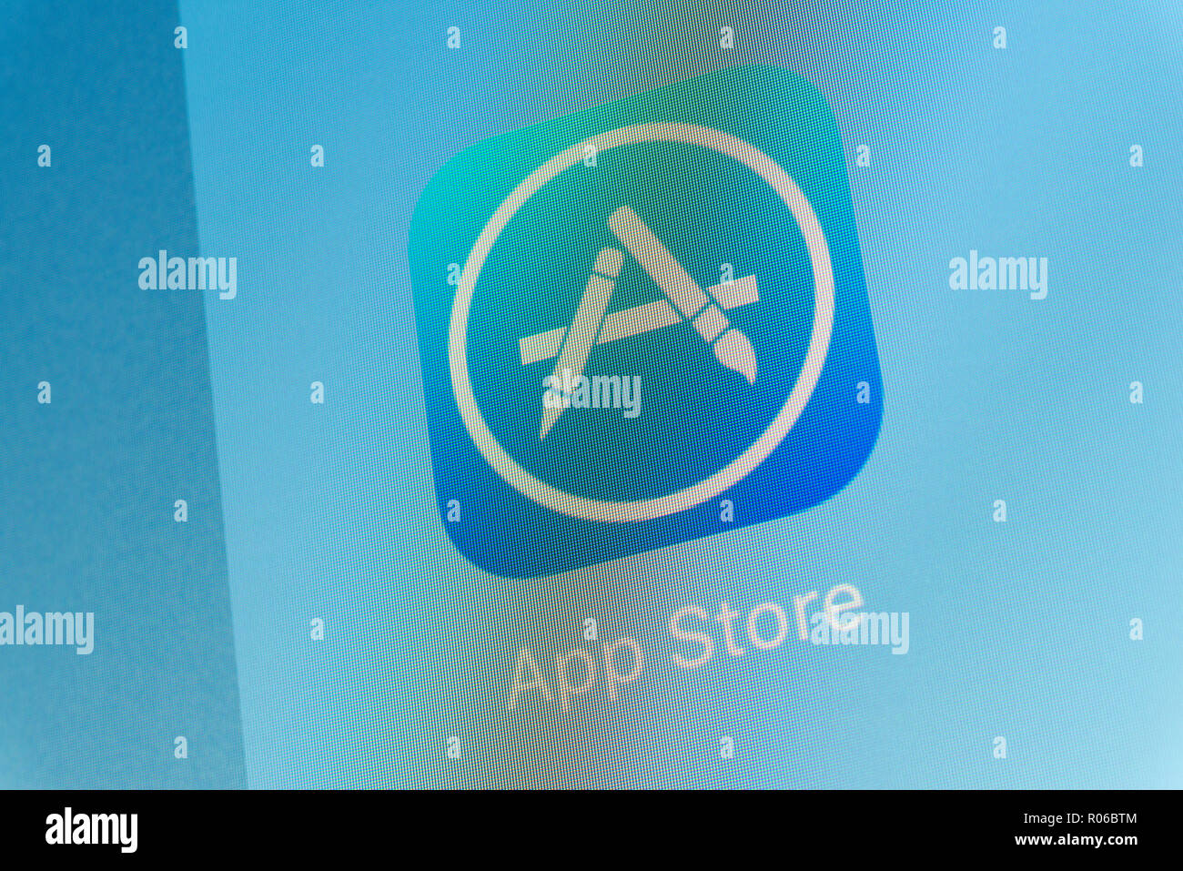 Apple App Store App on cellphone screen Stock Photo - Alamy