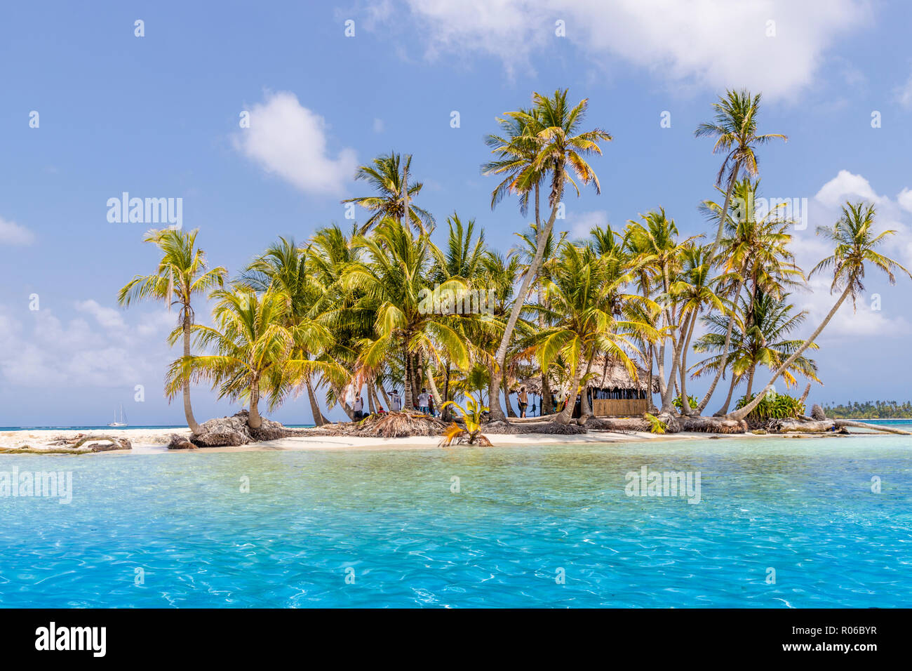 The beautiful Island Pelicano in the San Blas Islands, Kuna Yala ...