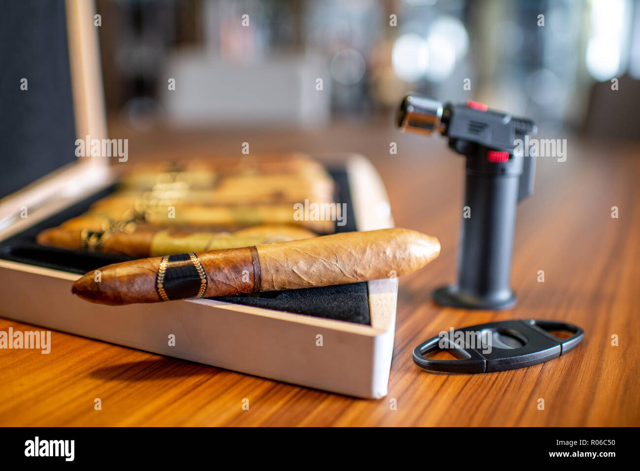 Luxury cigar lounge hi-res stock photography and images - Alamy