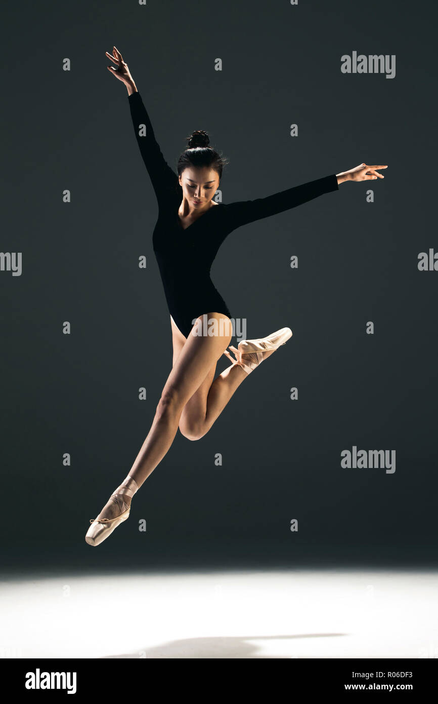 Indian ballet dancer performing dance hi-res stock photography and ...