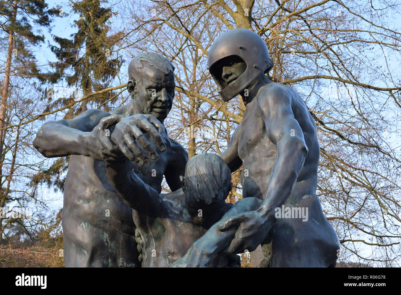 Bronze statue world war soldier hi-res stock photography and images - Alamy