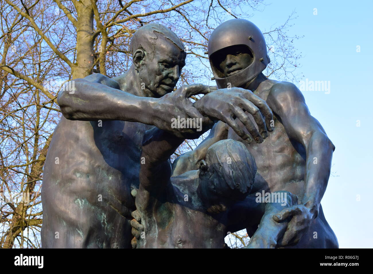 Bronze statue world war soldier hi-res stock photography and images - Alamy