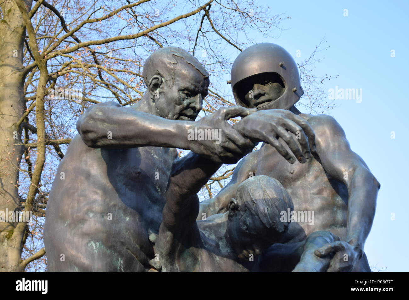 Bronze statue world war soldier hi-res stock photography and images - Alamy