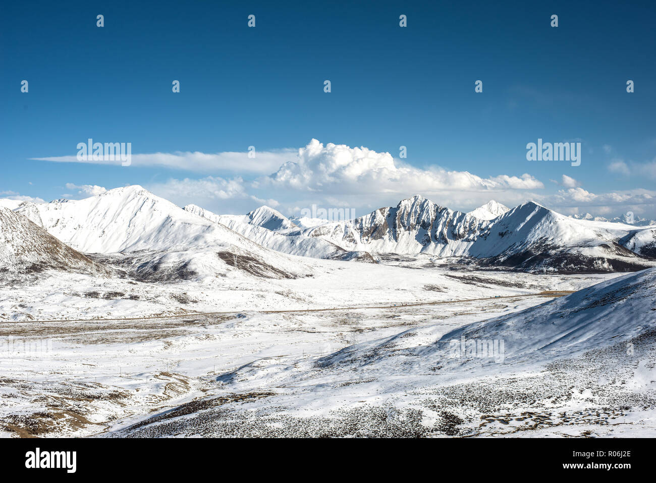 Tibet nyingchi bassoons cuo milasan Stock Photo - Alamy