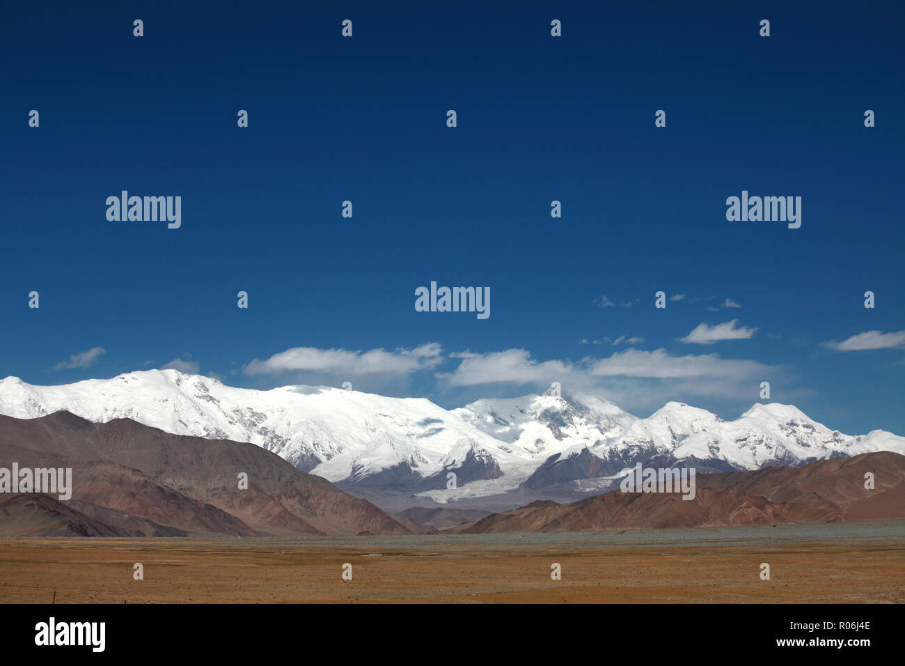 Xinjiang kashi, tao pamirs muztagh ata peak Stock Photo - Alamy