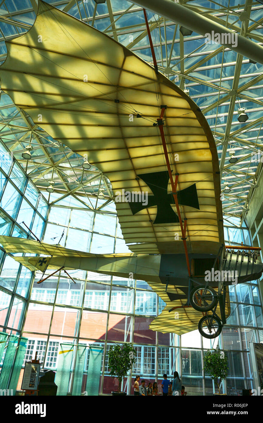 Airplane hanging ceiling model hi-res stock photography and images - Alamy