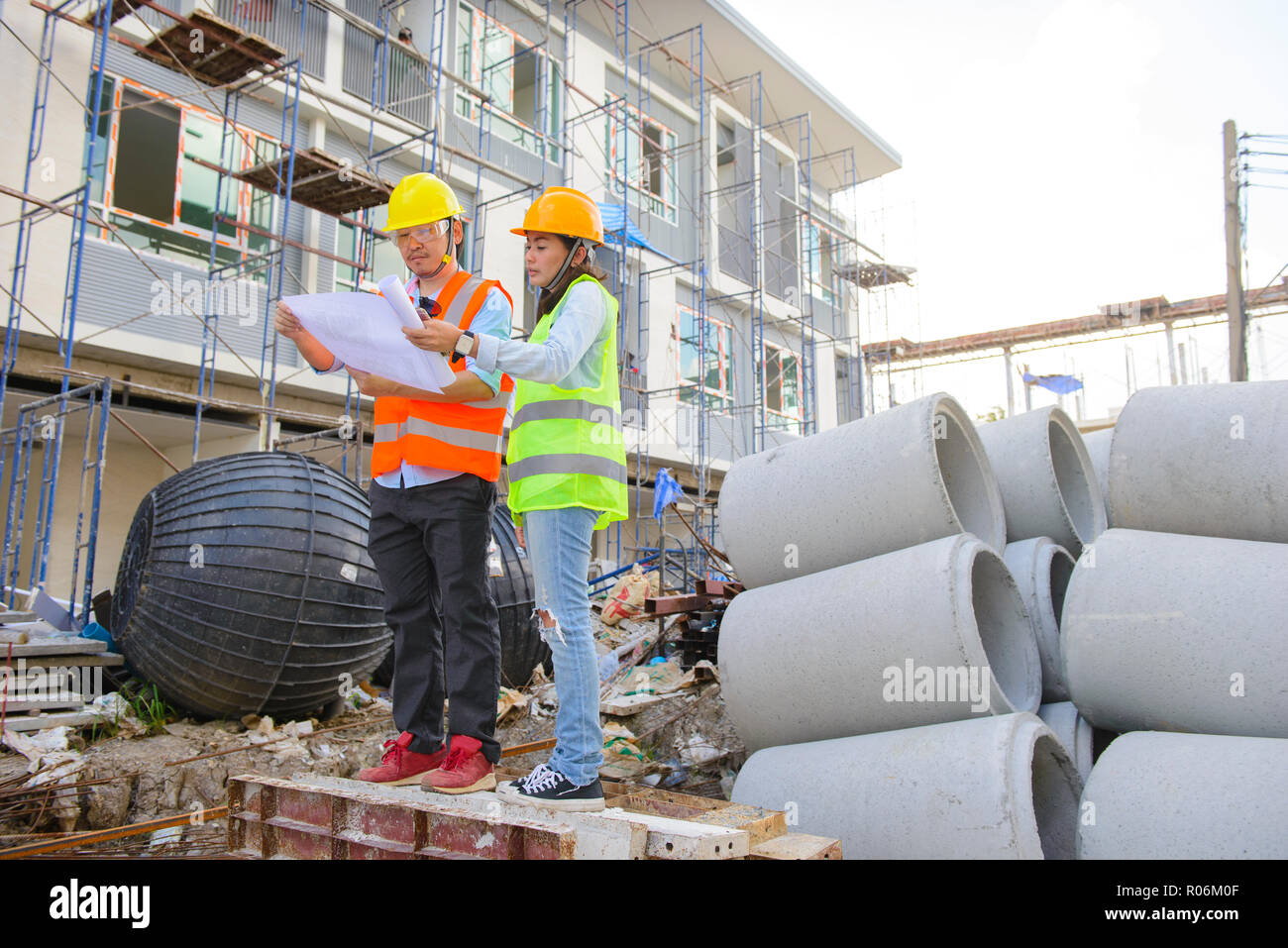 Portrait two engineers outdoors hi-res stock photography and images - Alamy