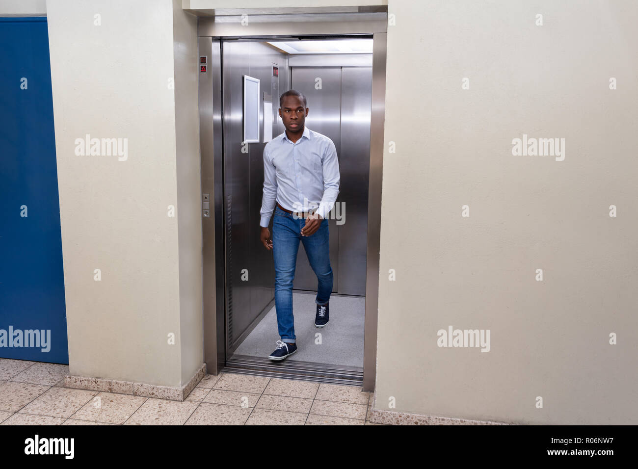 Full elevator people hi-res stock photography and images - Alamy