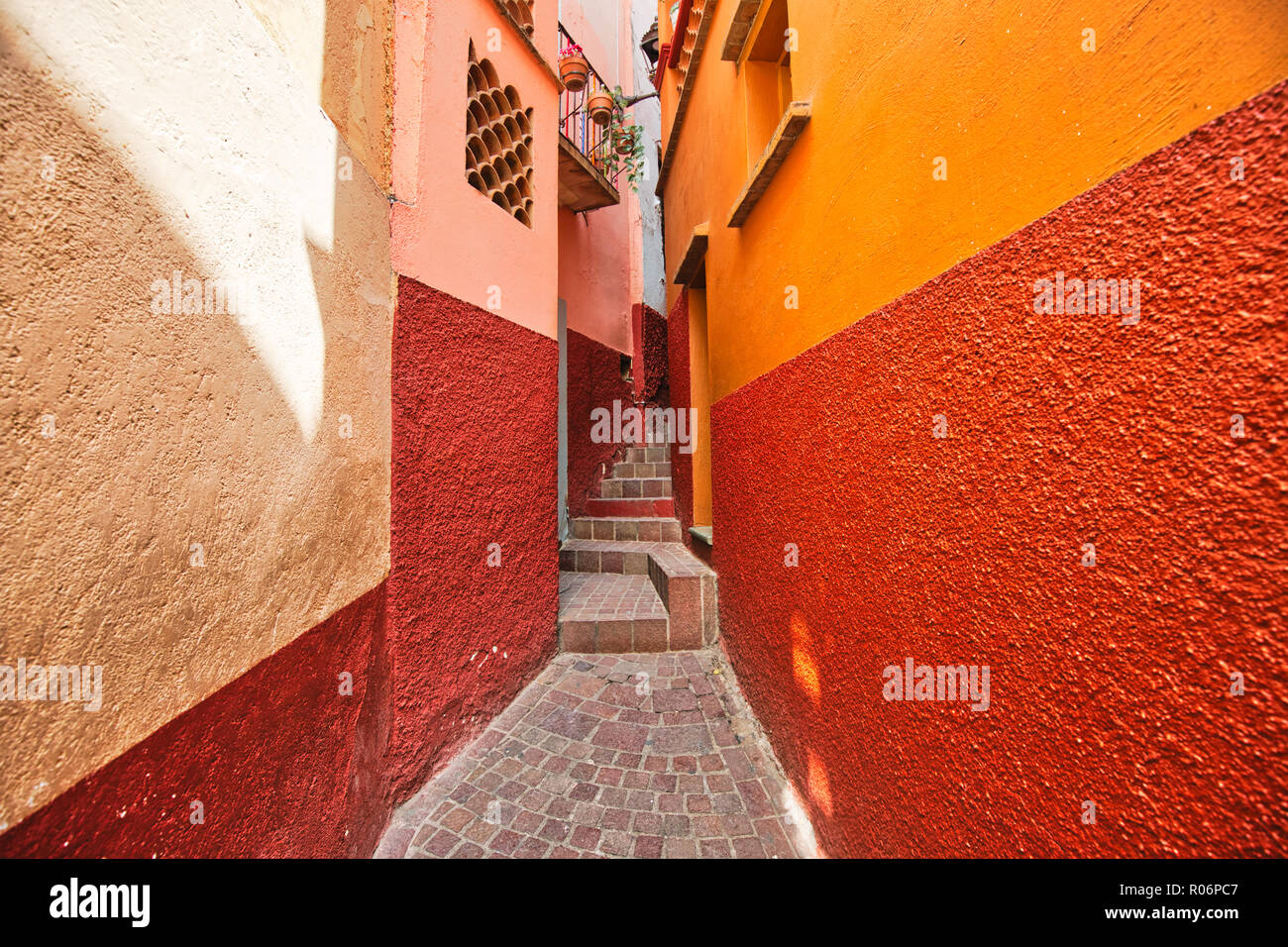 Guanajuato, famous Alley of the Kiss (Callejon del Beso Stock Photo - Alamy