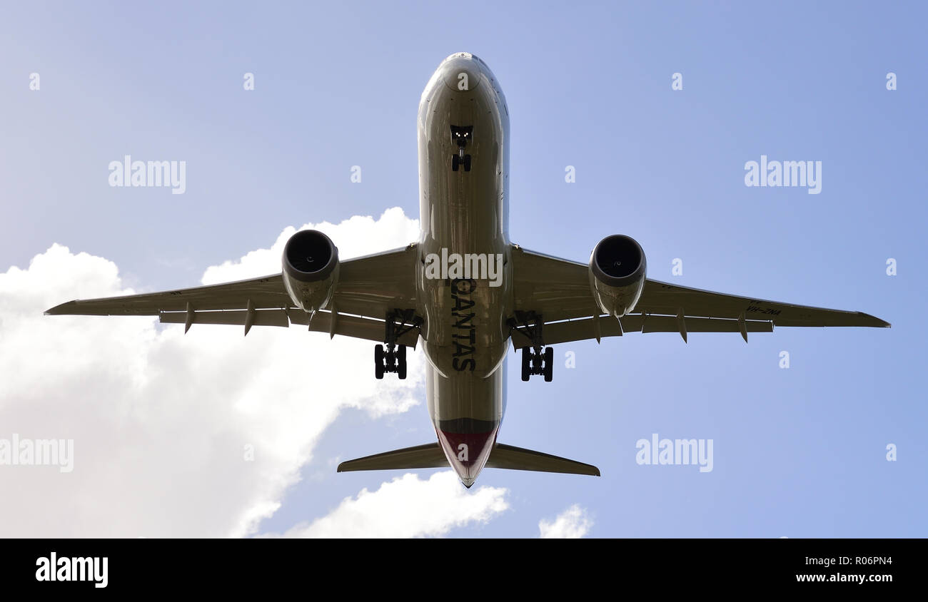 Qantas Boeing 787 in final approach for landing Stock Photo - Alamy