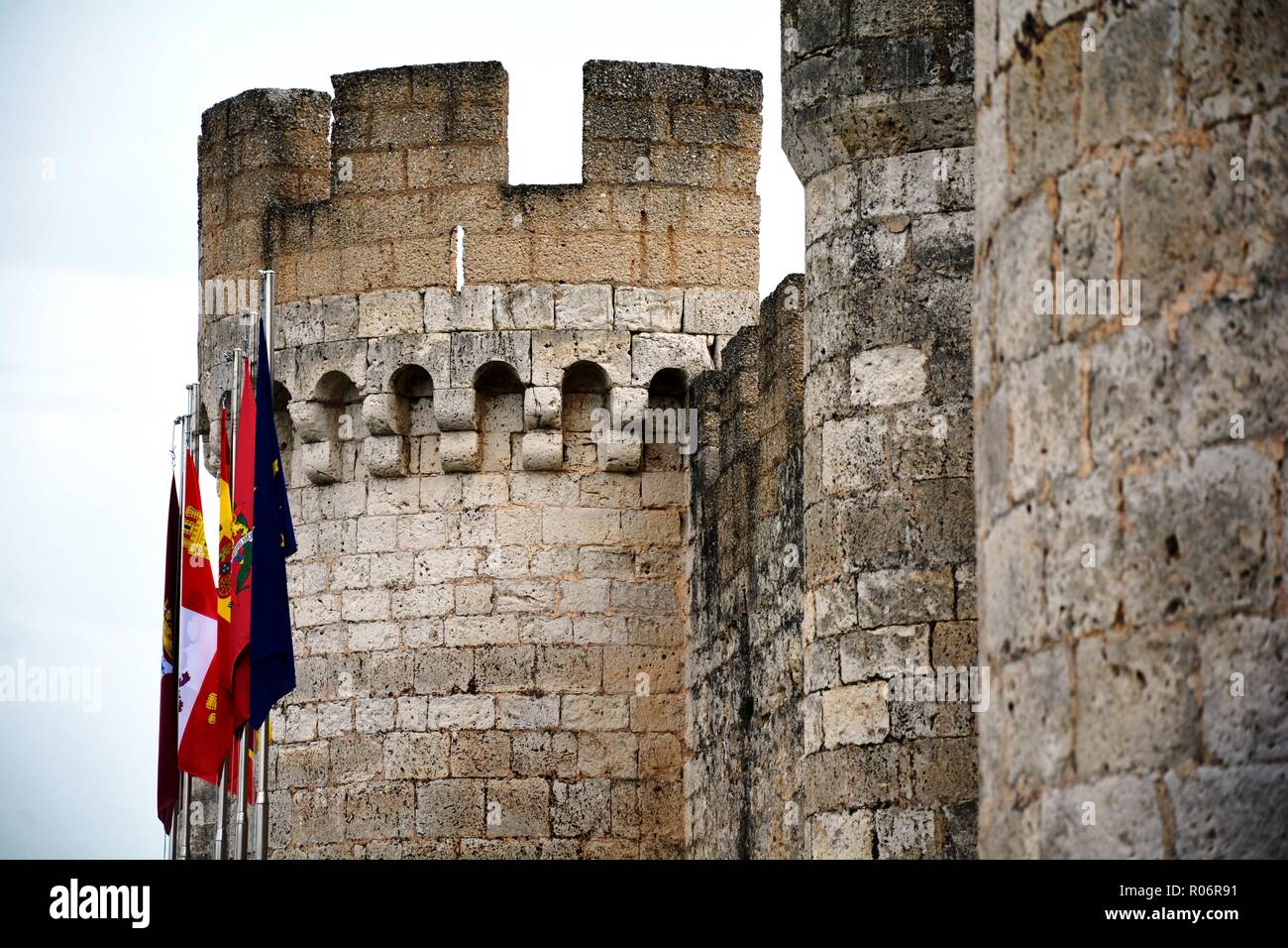 Stone medieval tower battlements hi-res stock photography and images ...