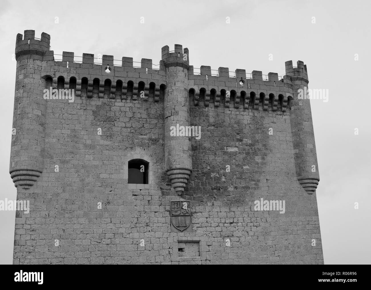Stone medieval tower battlements hi-res stock photography and images ...