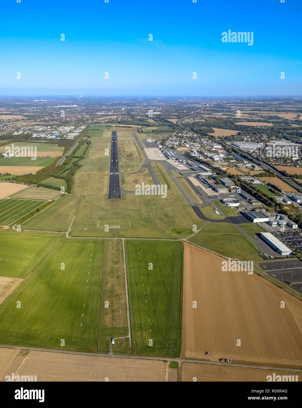 Airport apron area hi-res stock photography and images - Alamy