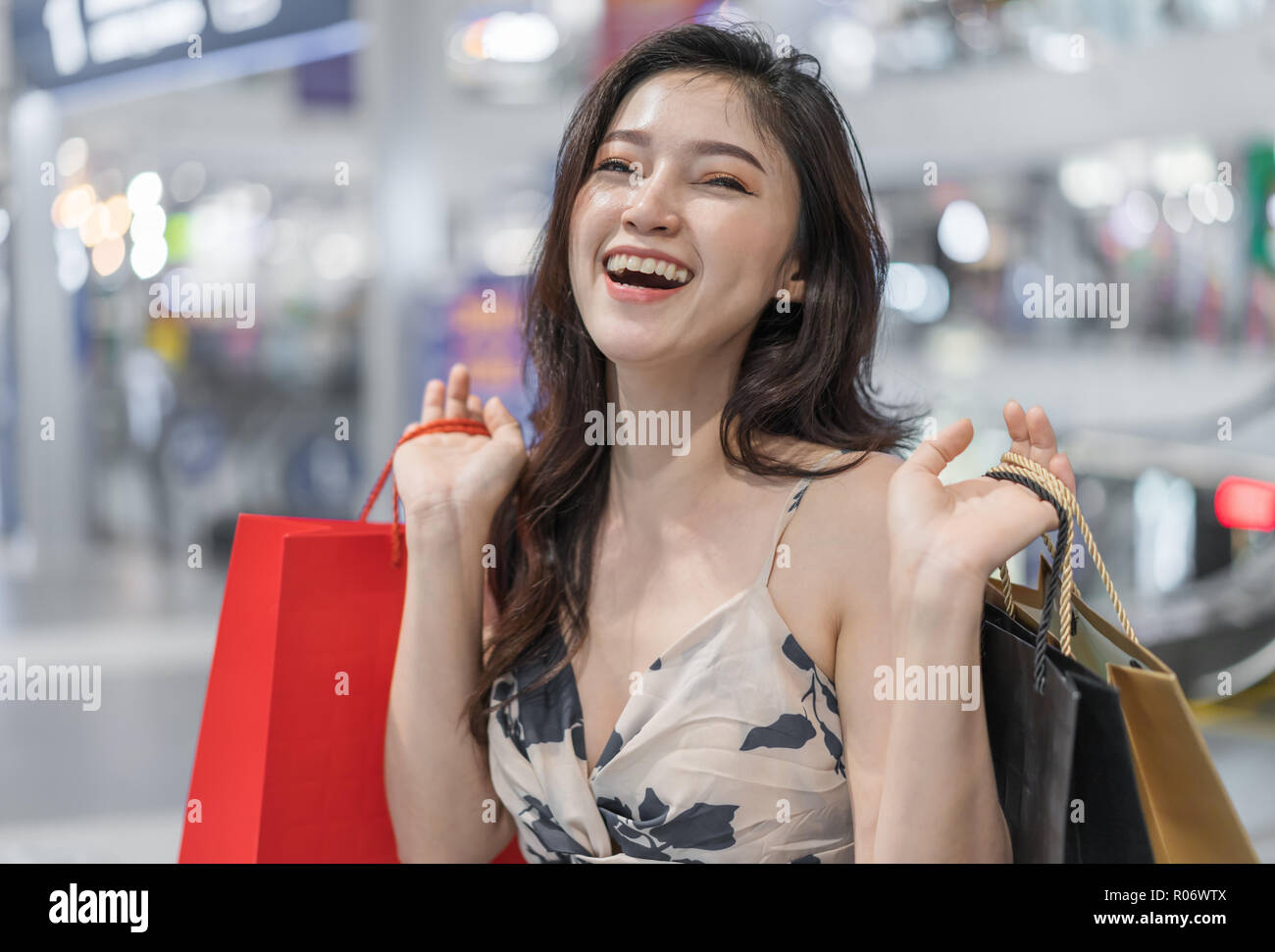Woman shopping at the mall hi-res stock photography and images - Alamy
