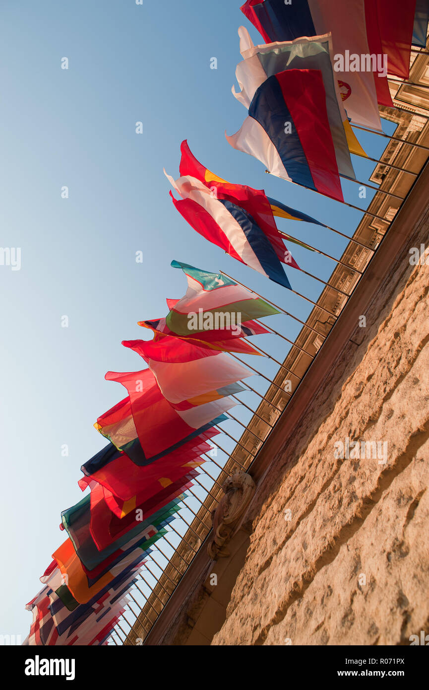 Wien, Fahnen am Konferenzzentrum Hofburg - Vienna, Flags on the Facade ...