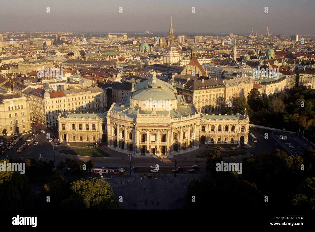Wien, Ringstraße, Blick vom Rathausturm auf das Burgtheater - Vienna ...