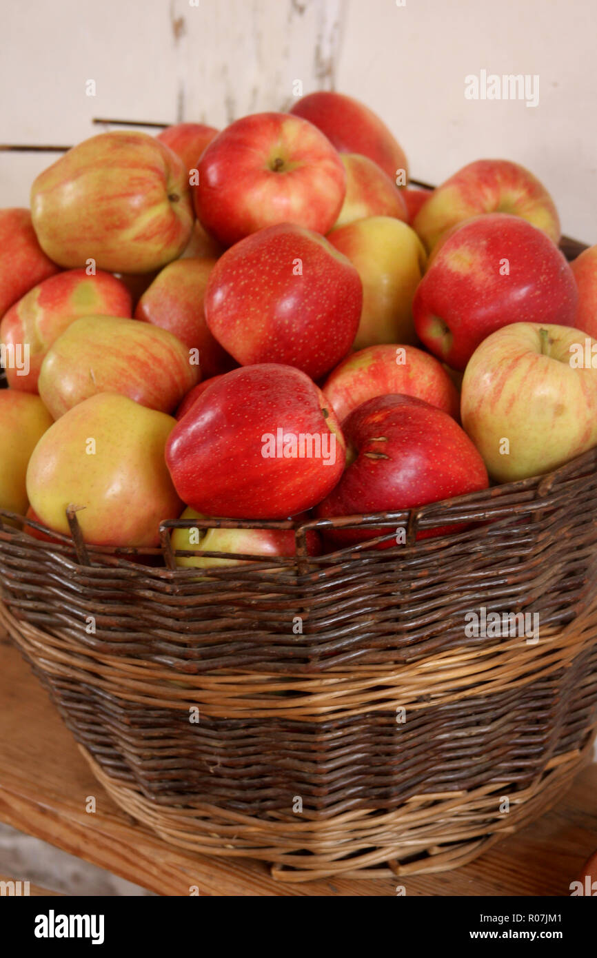 Old world apples hi-res stock photography and images - Alamy