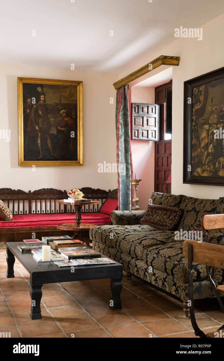 Patterned sofas hi-res stock photography and images - Alamy