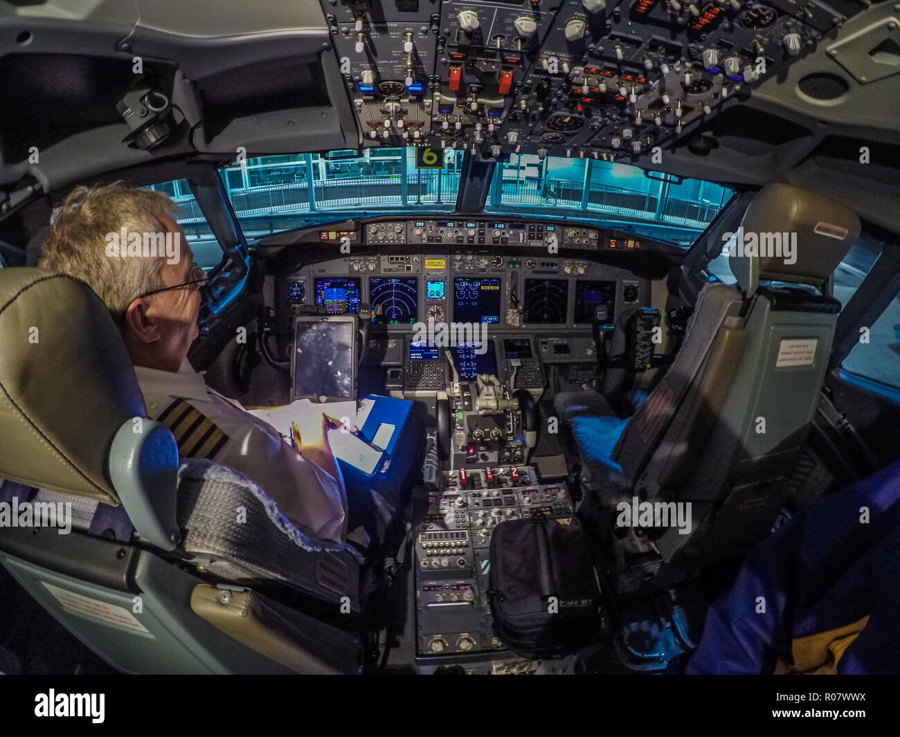 Airline pilot hi-res stock photography and images - Alamy
