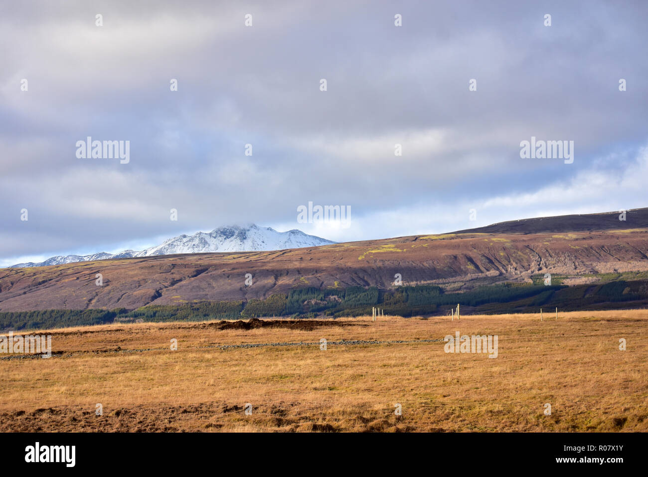 Mountain range in icelandic hi-res stock photography and images - Alamy