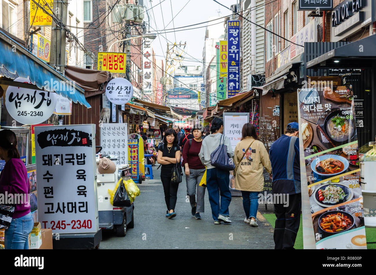 Korea stall street hi-res stock photography and images - Alamy