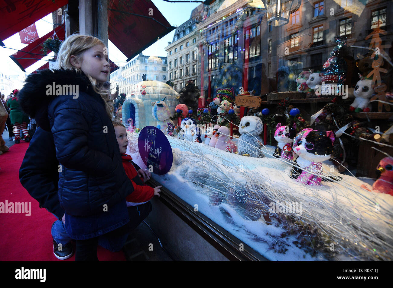 Stores at christmas hi-res stock photography and images - Alamy