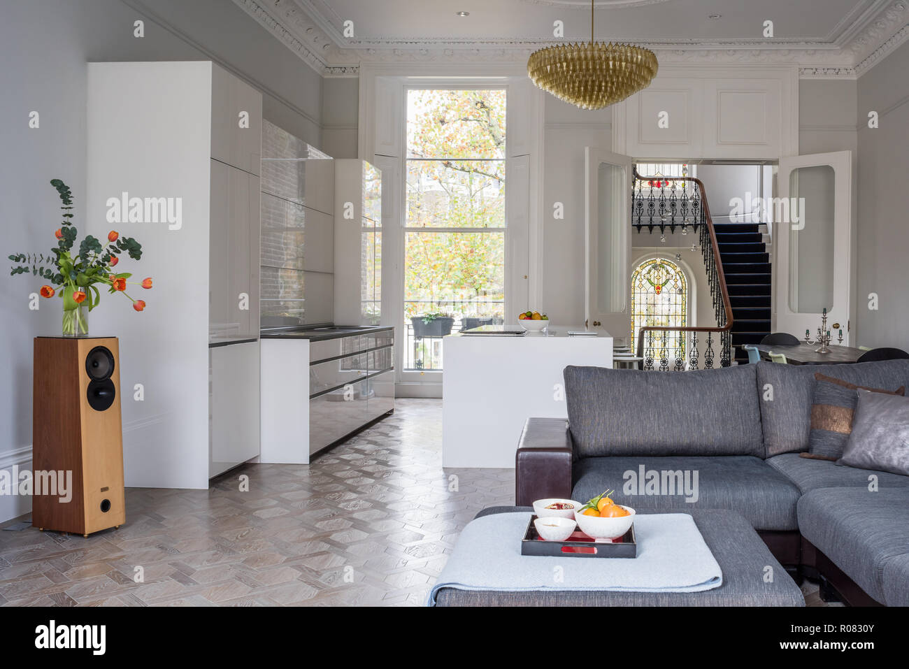 Open plan living room and kitchen hi-res stock photography and images ...