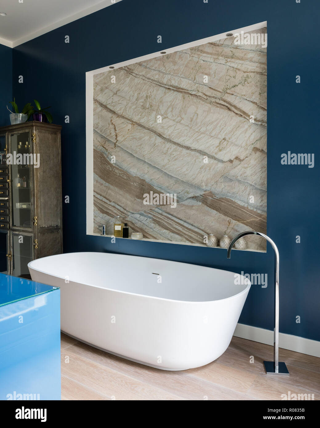 Freestanding bathtub below recessed marble Stock Photo - Alamy