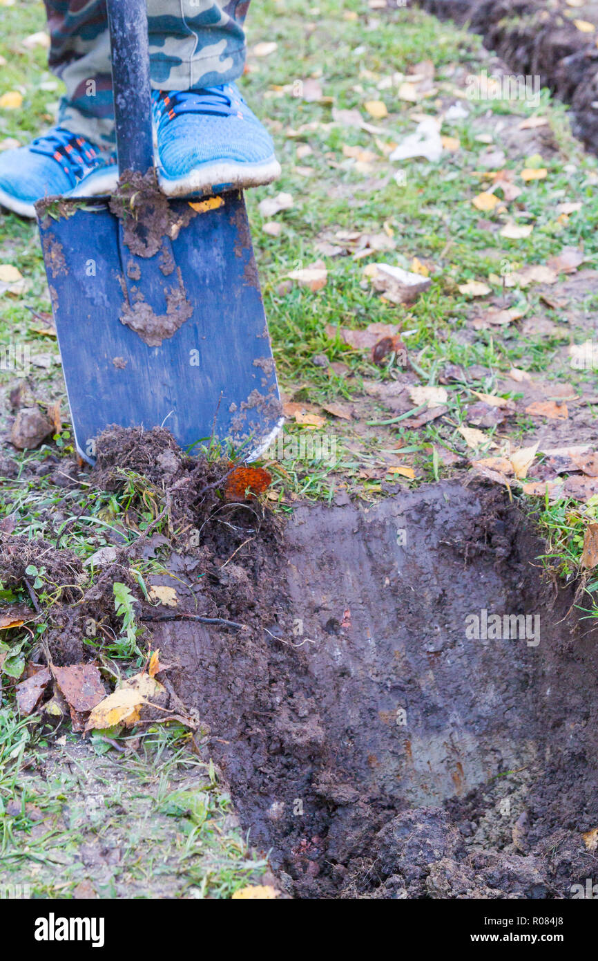 Man digging clay garden hi-res stock photography and images - Alamy