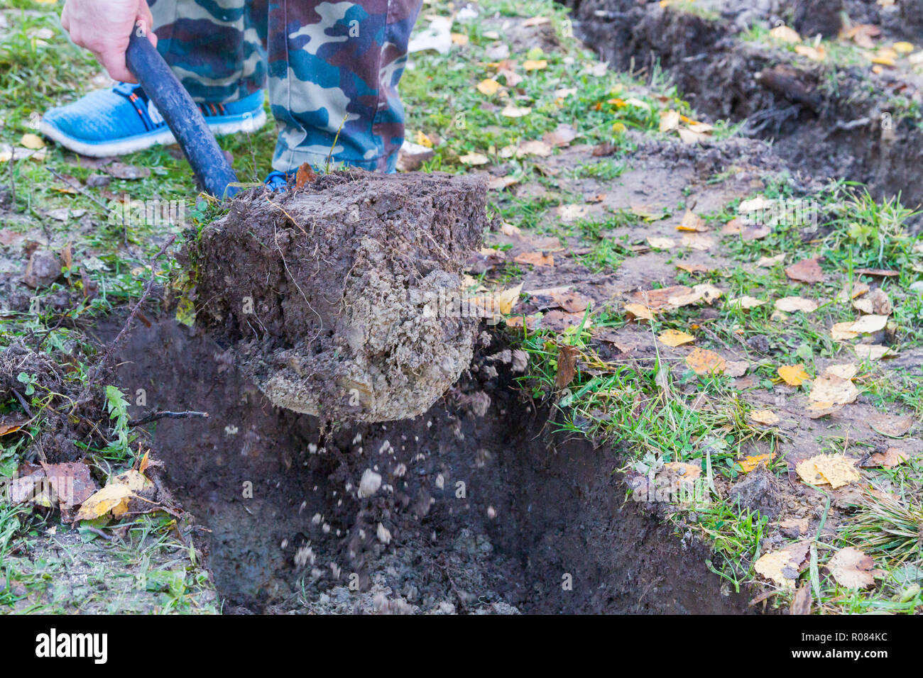Man digging clay garden hi-res stock photography and images - Alamy
