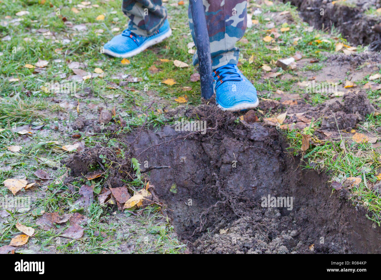 Man digging clay garden hi-res stock photography and images - Alamy