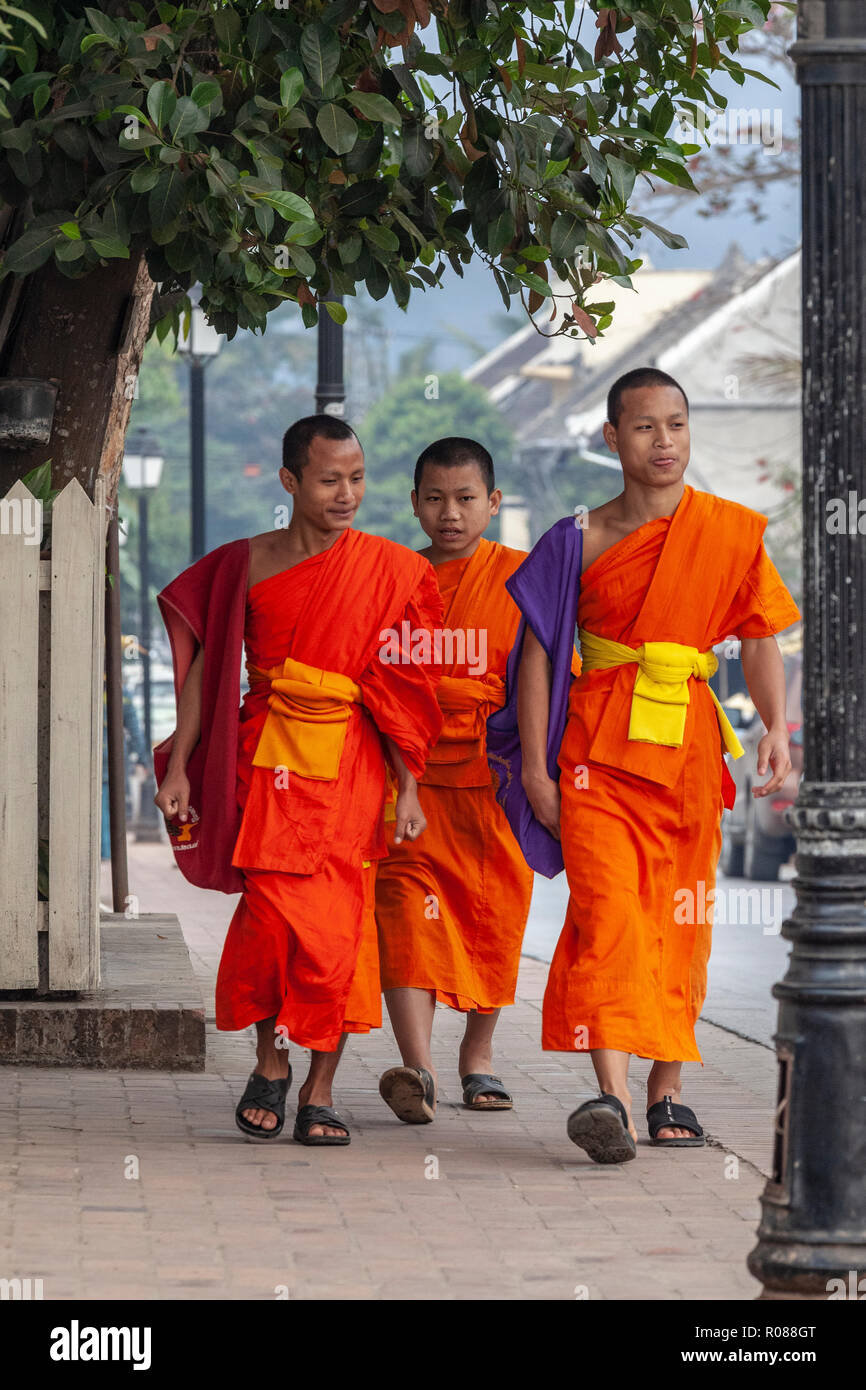Monk collecting Alms, Luang Prabang (UNESCO World Heritage Town), Laos ...