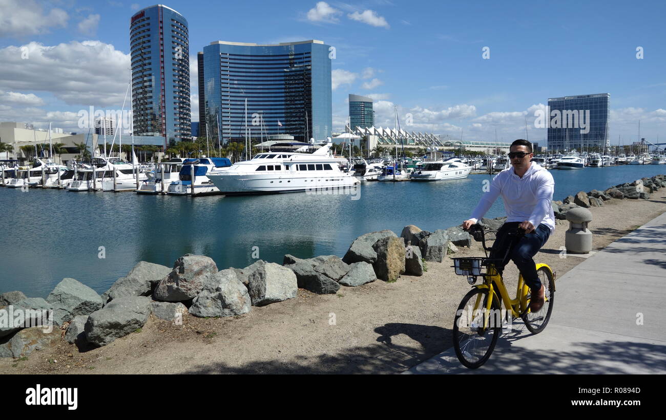 Downtown bike ride hi-res stock photography and images - Alamy