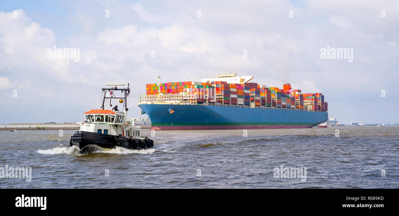 Containerschiff und Schlepper auf der Elbe bei Hamburg, Deutschland ...