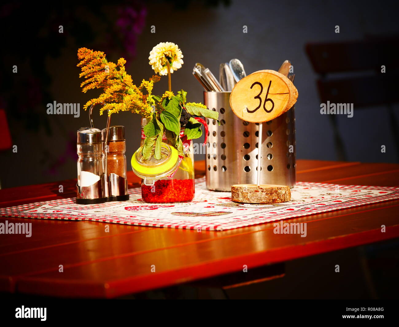Laying a table restaurant hi-res stock photography and images - Alamy