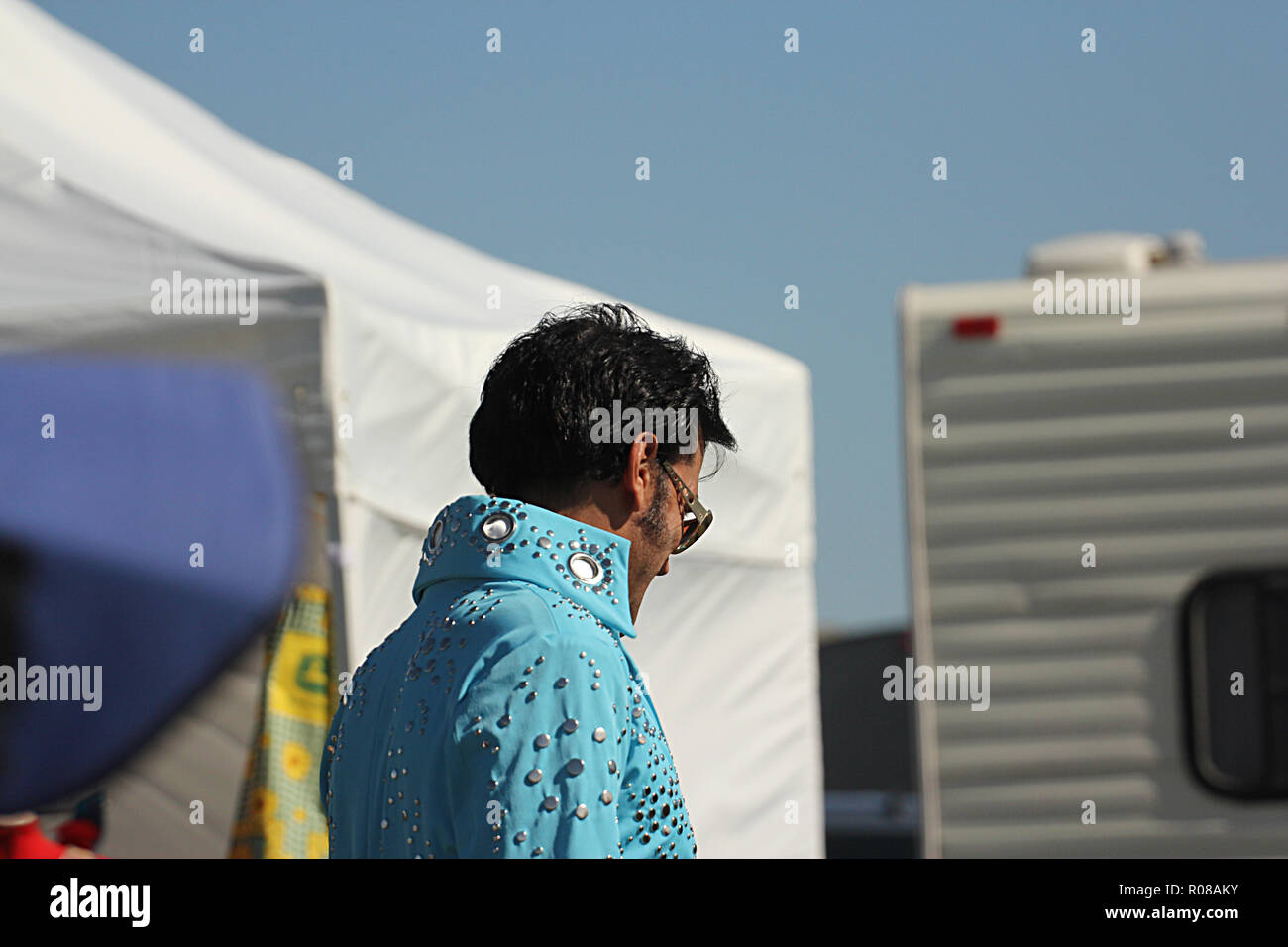 Elvis presley concert crowd hi-res stock photography and images - Alamy